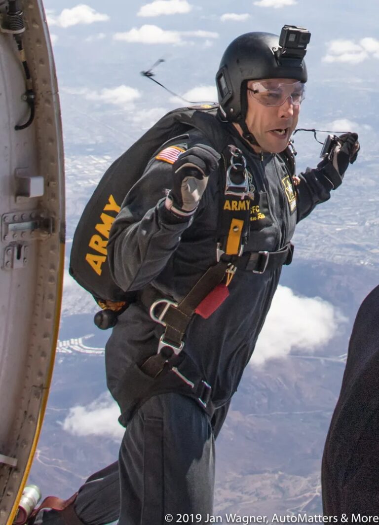Along for the ride with the U.S. ARMY GOLDEN KNIGHTS PARACHUTE TEAM ...