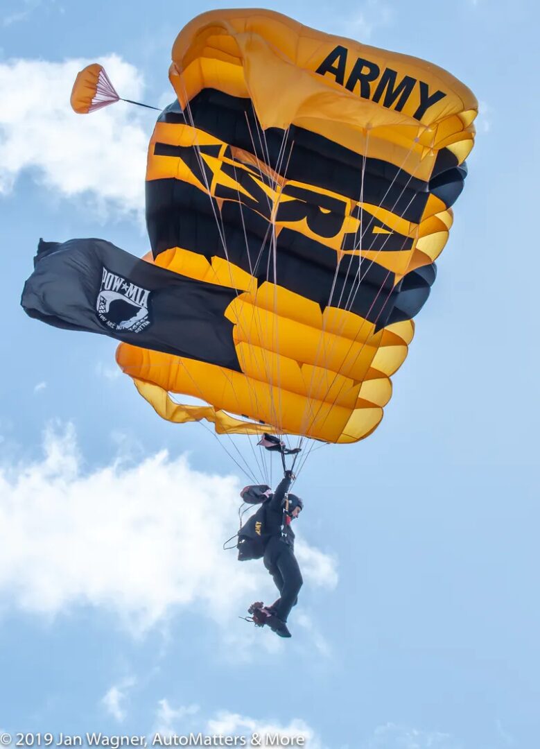 Along for the ride with the U.S. ARMY GOLDEN KNIGHTS PARACHUTE TEAM ...